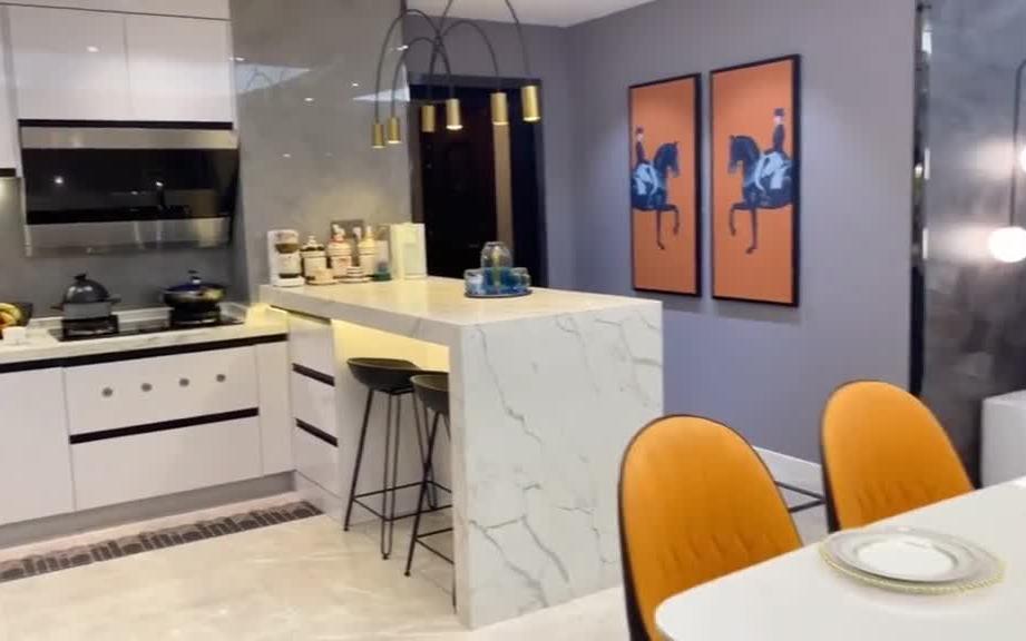 想看客厅全景的朋友来了,我家套内100,开放式厨房,客厅通铺的地砖,...