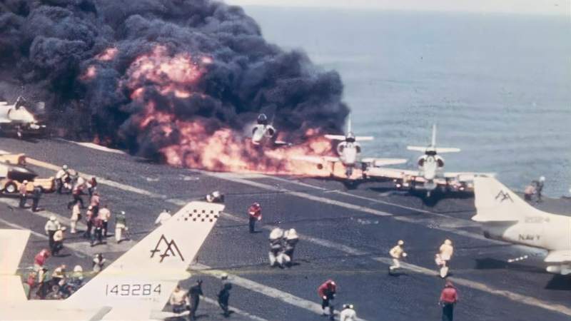 苏联试验新型战机,降落航母时突然爆炸,镜头记录完整过程!