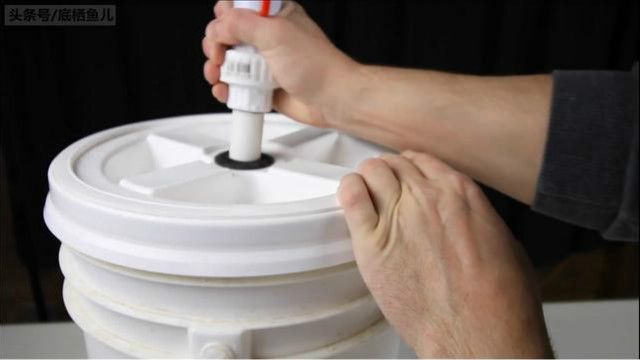 DIY鱼缸过滤桶,涂料桶不要扔简单处理用处大