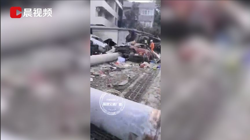 福建一重型半挂牵引车失控致9死