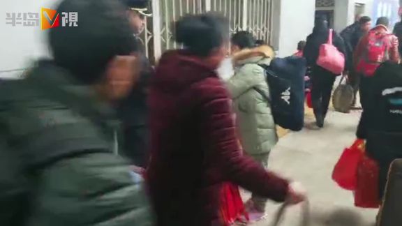 春运首日上演感人一幕:列车长客串“临时医生”救人获赞
