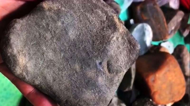 解石现场,一块莫西沙的翡翠原石,皮壳厚重,打灯无表现,最终?