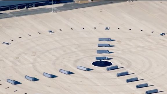 老外开14辆卡车模拟钟表,持续运行24小时,秒针司机不晕吗?