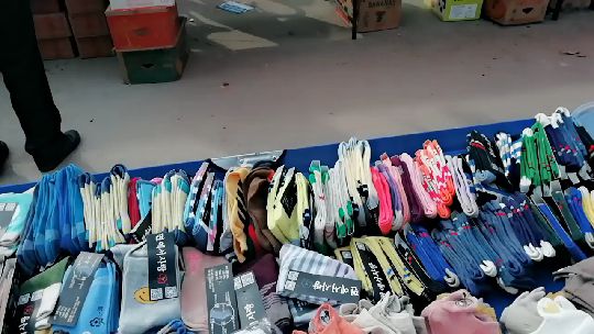 赶集摆摊看到一个坐在地上乞讨的残疾人!生活太难了