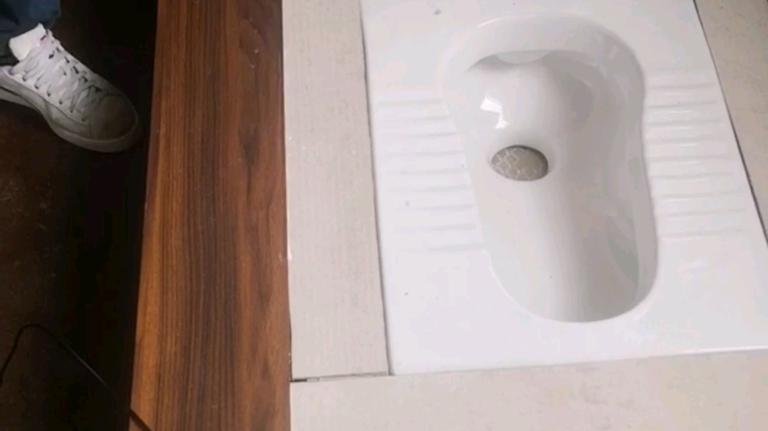 跌倒感知一体式蹲便器