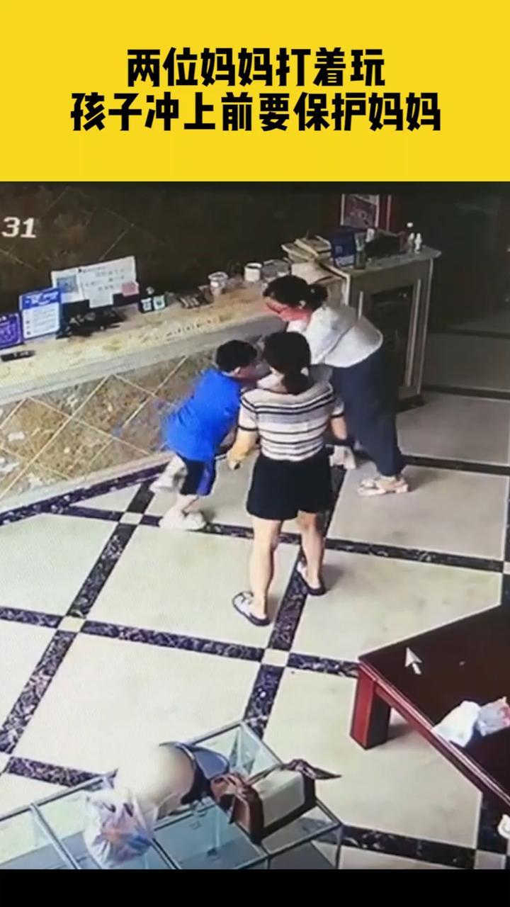 7月28日(采访日期),安徽合肥,两位妈妈打着玩被孩子们以为受欺负,冲...
