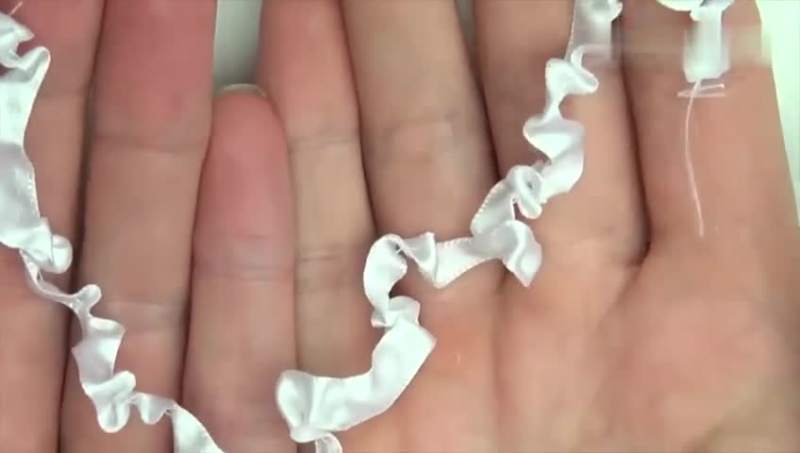DIY-自己给芭比娃娃做衣服:做一件迷你女仆装,太可爱了!