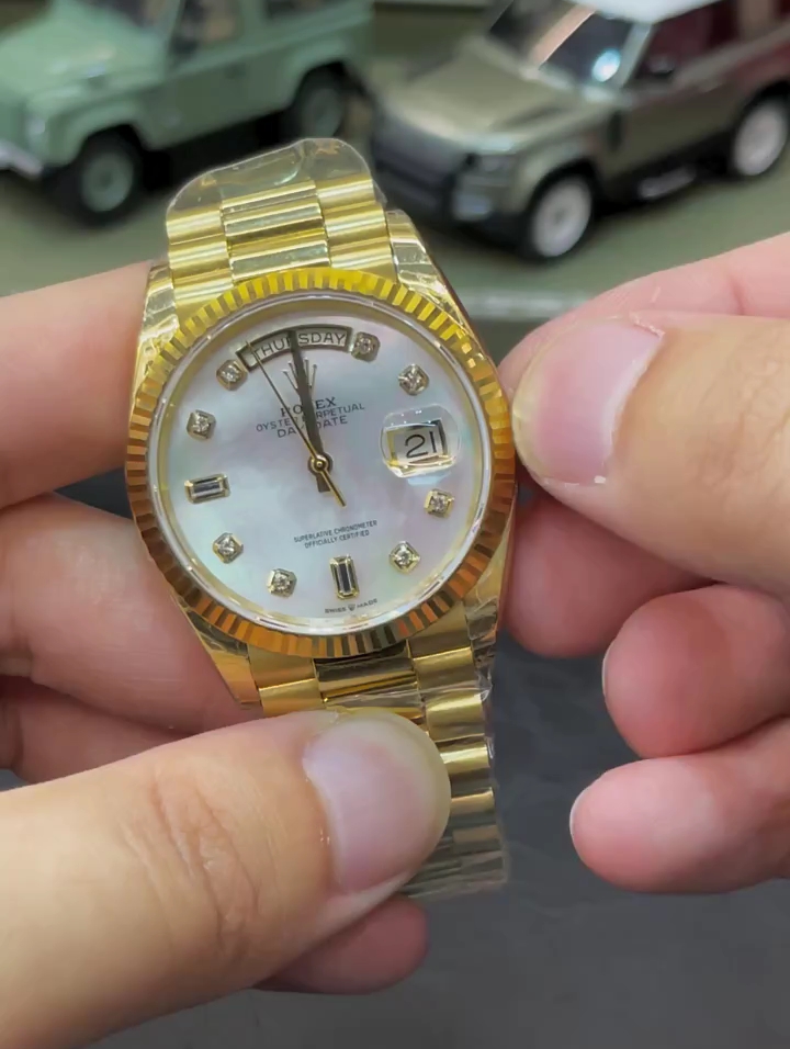 七夕快到了,今天给大家讲解一款中性男女都能佩戴的EW星期日历腕表...