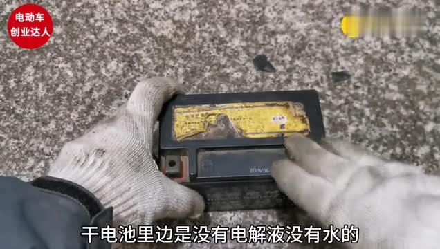免维护的摩托车电瓶用久了要不要加水?这样去操作多用两年不会坏