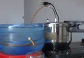 农村小伙用水桶和铜管制作蒸馏水收集器,边蒸米饭边收集纯净水