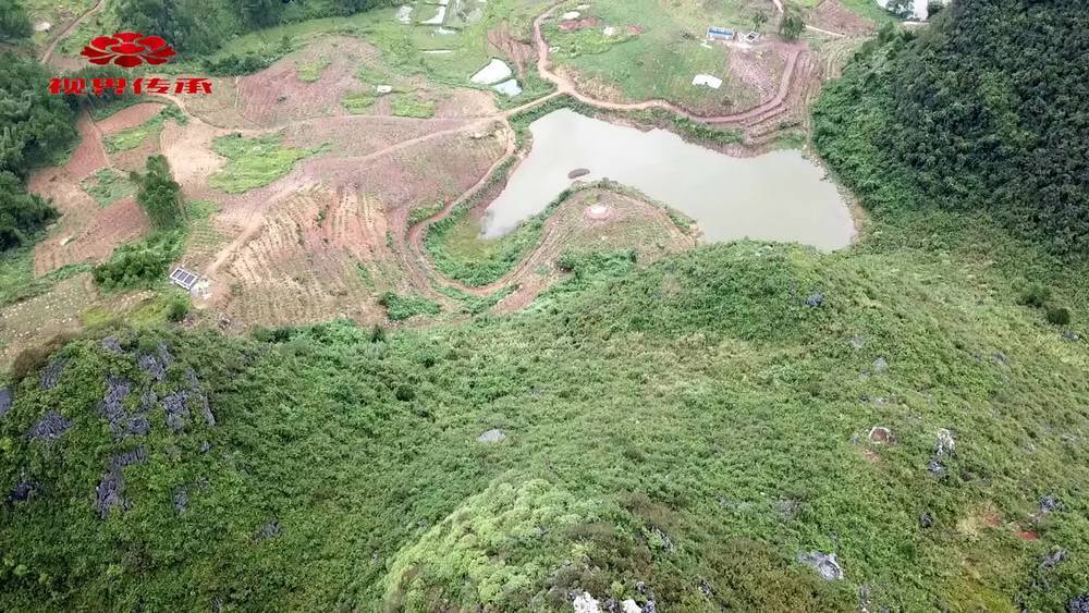 无人机航拍一处风水墓地,玉带水环抱,主富之地