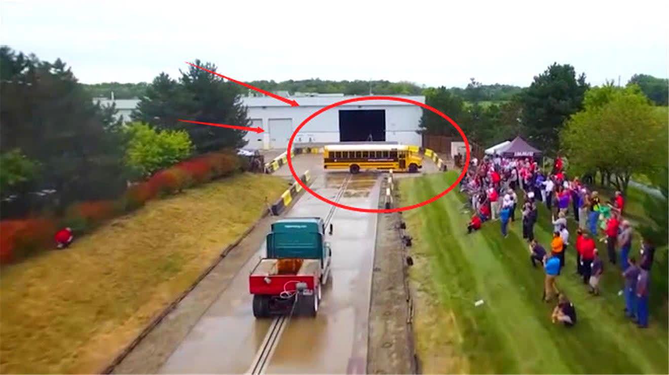 校车到底有多坚固?老外开货车碰撞,网友:论安全带的重要性