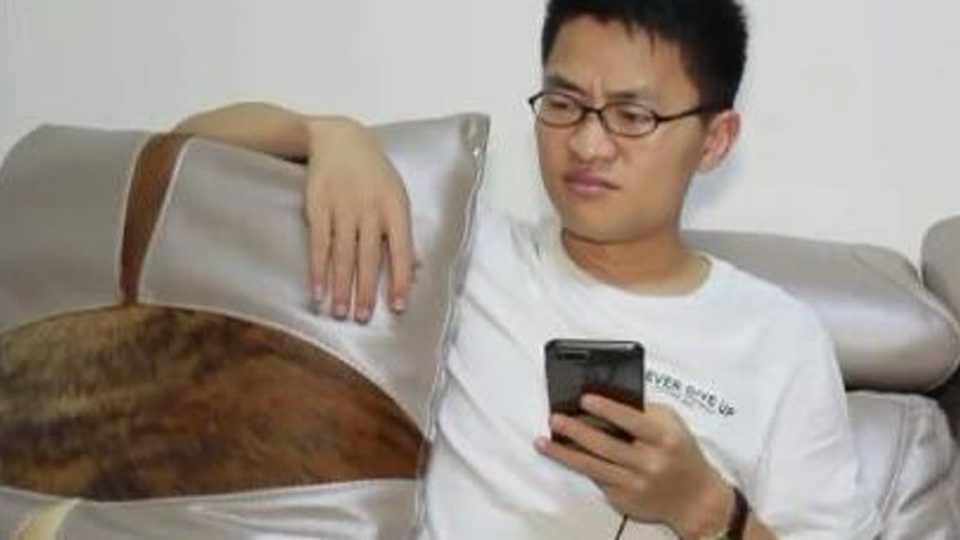 女儿刚学会造句,就把爸爸气晕了