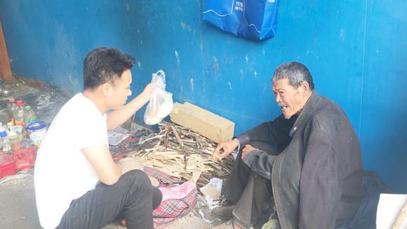 农村80岁乞讨大爷,上街乞讨还要看好日子?听听大爷咋说的