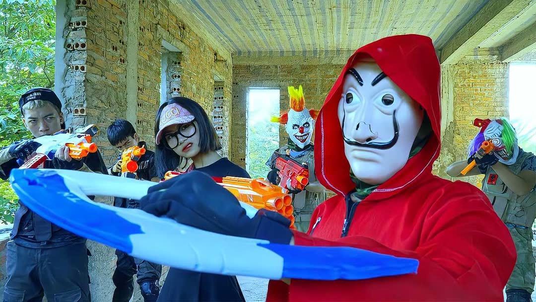 CS真人扮演:小伙伴们进行有趣的玩具枪对战