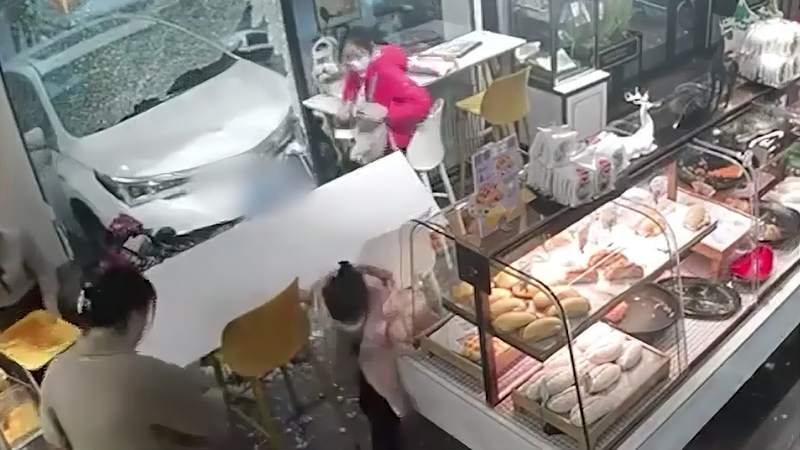 司机疑误踩油门冲进面包店 店内儿童与危险擦肩而过