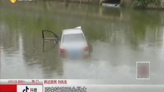 桥车冲到河里“泡澡”河道没装护栏被质疑?