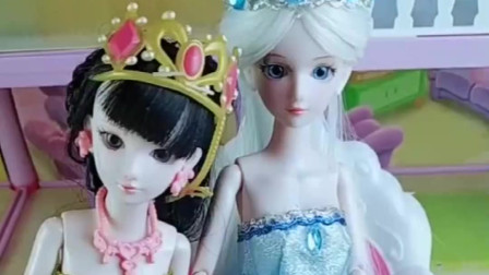萝莉帮冰公主化妆,画完可漂亮了,冰公主很高兴