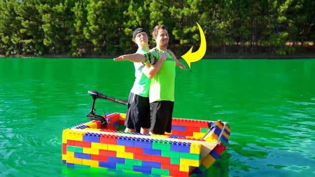 用乐高玩具制作一艘船,装上电动螺旋桨后,玩...