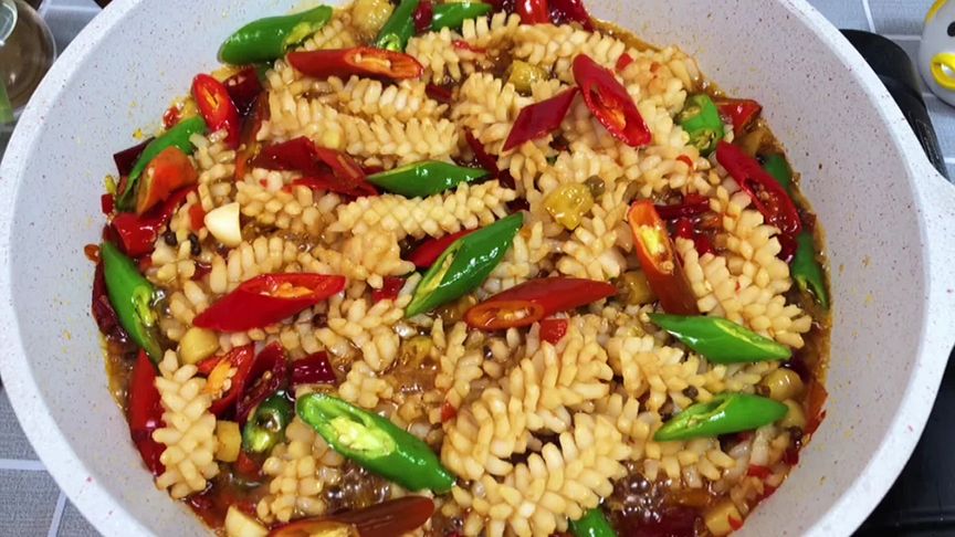 今天做了泡椒墨鱼花带着去 家蹭饭,不知林先生是否喜欢,