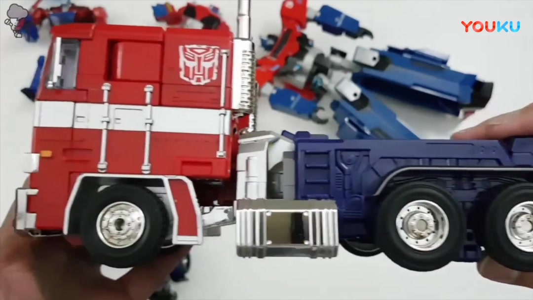 将一辆大卡车变成变形金刚擎天柱