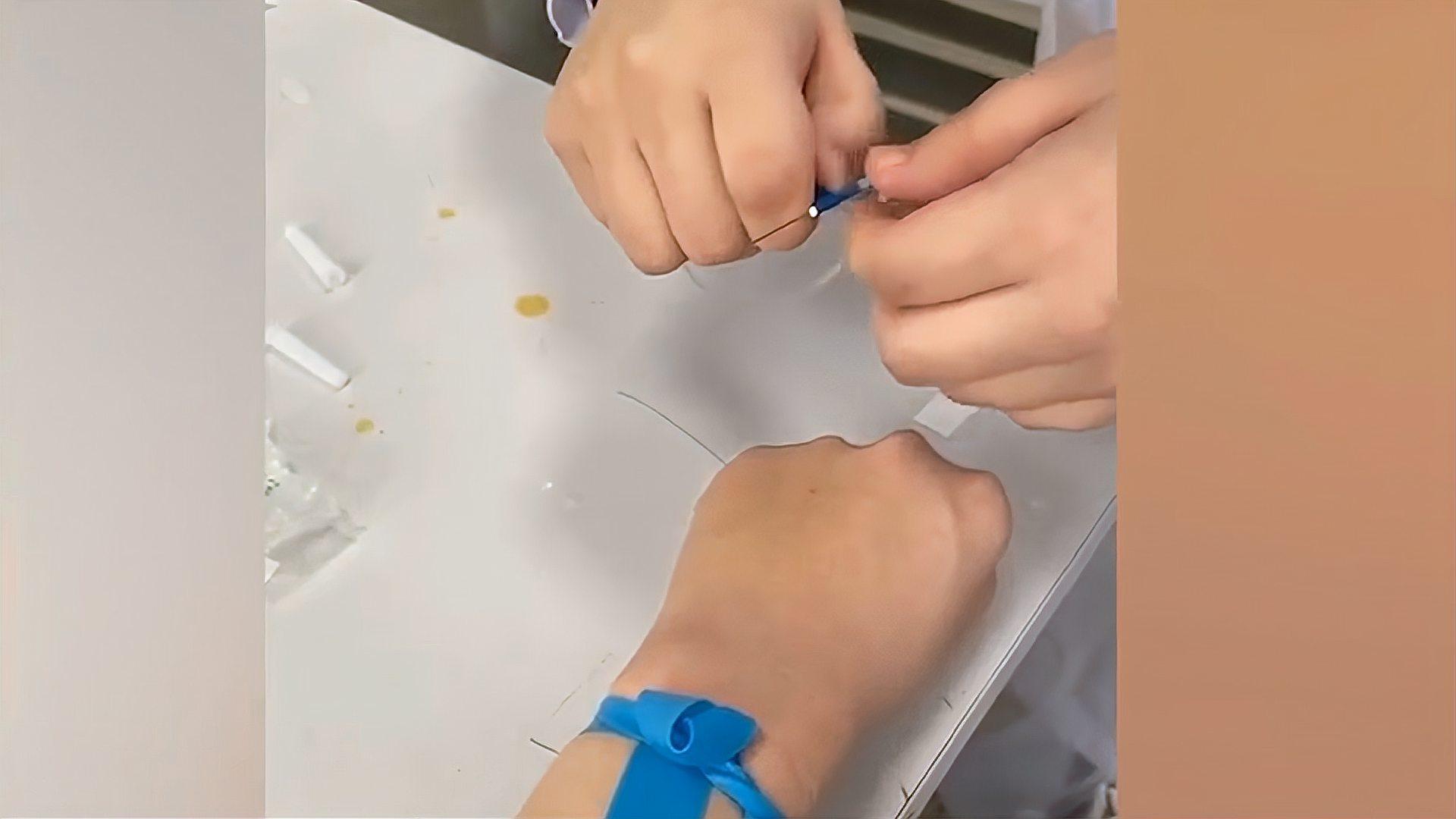 医学生练习扎针,抓稳针柄动作令人害怕,最后一抖把对方整炸裂了