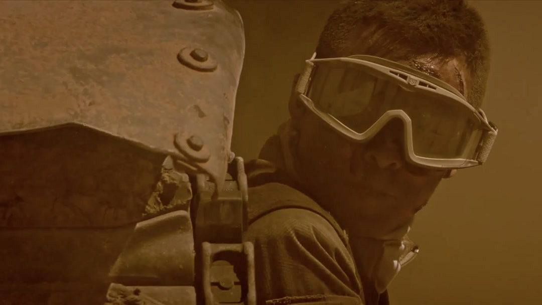 红海行动(片段)沙尘暴里坦克对战