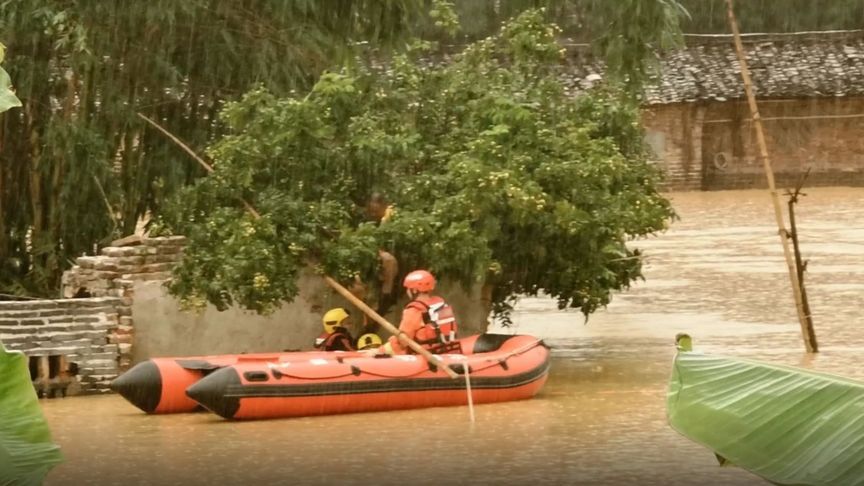 为施救被洪水围困群众,消防员切断被卡安全绳救人:群众是第一位