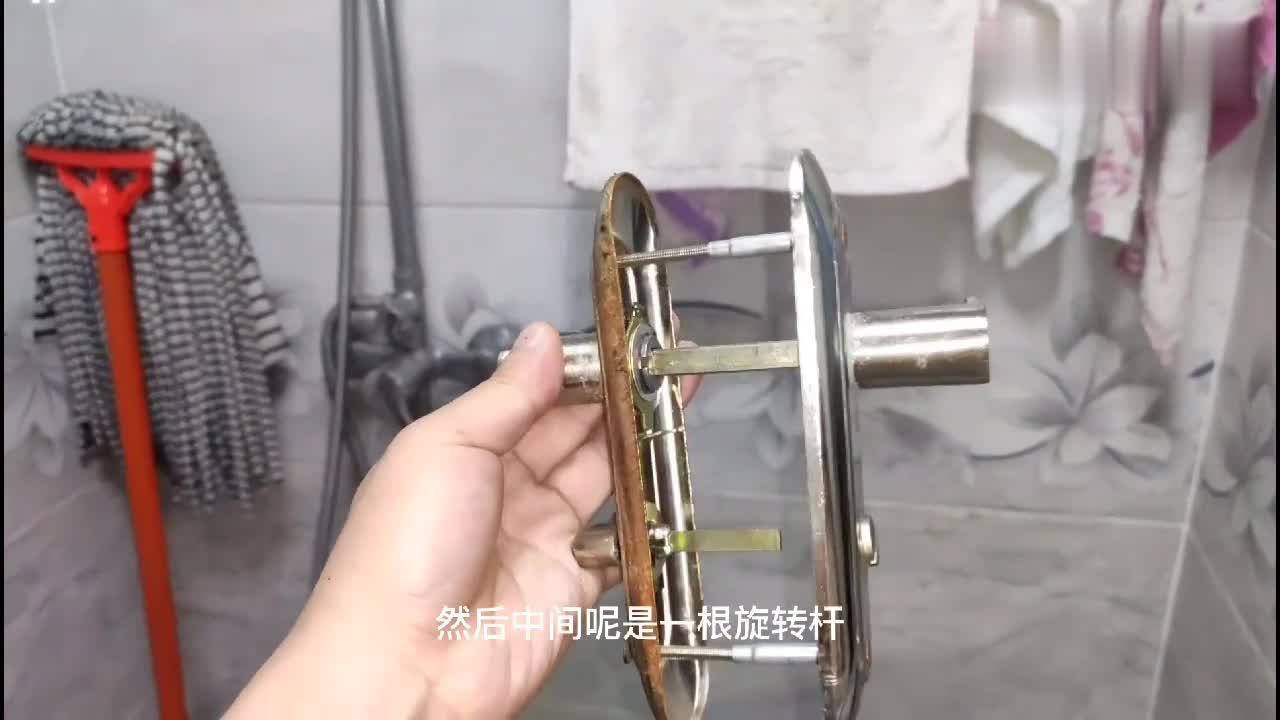 卫生间门把手断了如何更换门把手