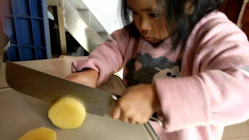 六岁幼儿居然拿刀切菜?人生第一碗炒土豆