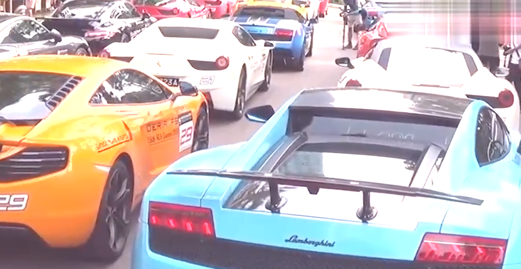 老外误入迪拜废弃停车场,捡了辆玛莎拉蒂,刚开车门就被震撼到了