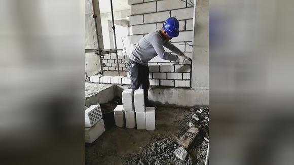 实拍工地农民工二次结构砌砖的施工过程