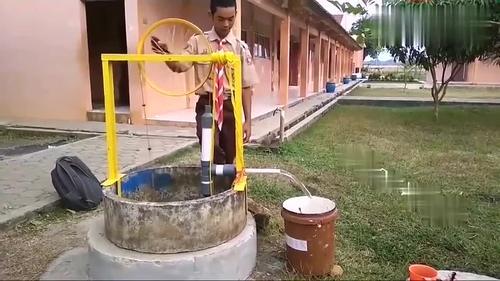 农村牛人发明了一套水泵,不用电就能抽水,真是个人才