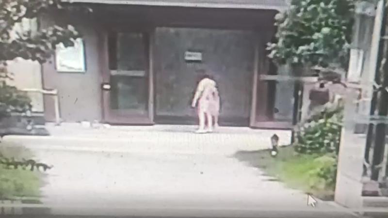 ...安徽蚌埠,警方通报女子遛狗威胁市民事件,双方均被行政拘留。2日,一...