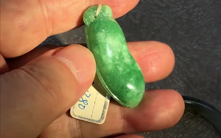 翡翠有这些瑕疵会严重影响翡翠的价值,赶紧看看你的翡翠有没有