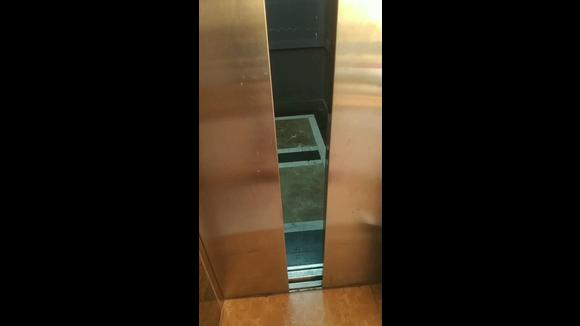 电梯开关门不正常,需要大家注意