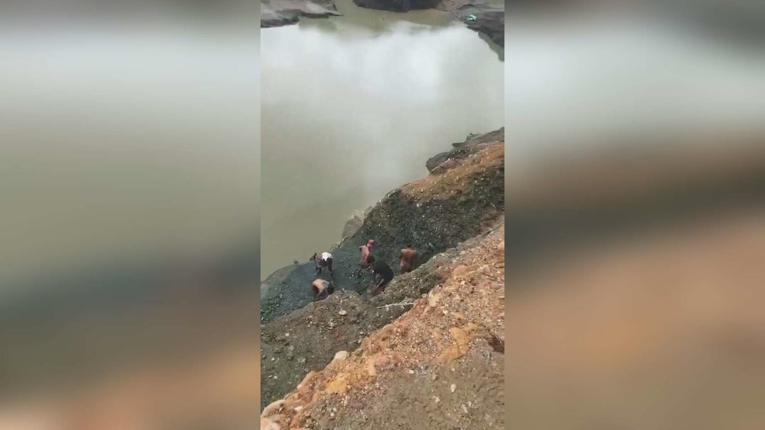 缅甸翡翠原石场口现场,400米高的悬崖边挖原石