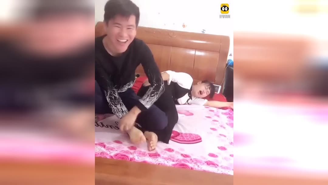 最狠整蛊女友,钢丝球搓脚心