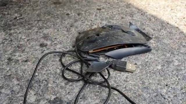 牛人使用小汽车碾压鼠标,真的好减压啊,挺过瘾的