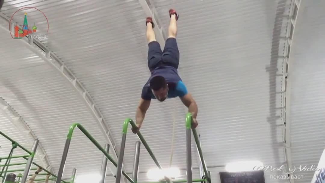 一组高难度双杠健身动作,锻炼肱三头肌超有效果