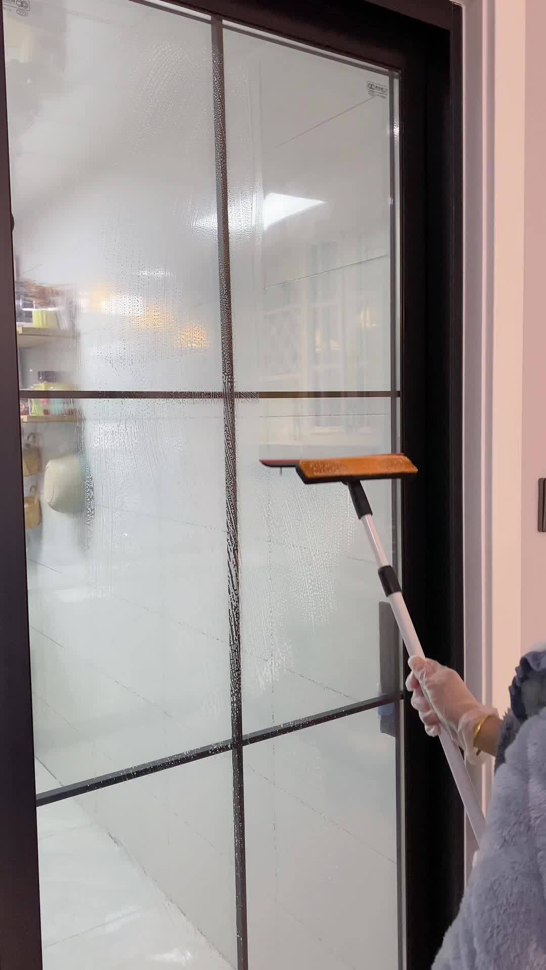 厨房的玻璃门,每隔几天就要清洁一次,透亮看着心里就开心