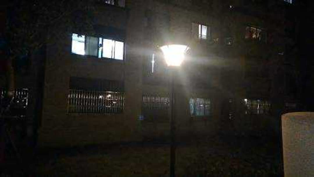 夜深人静,小区里的路灯特美,万家灯火之时是老百姓安居乐业之心