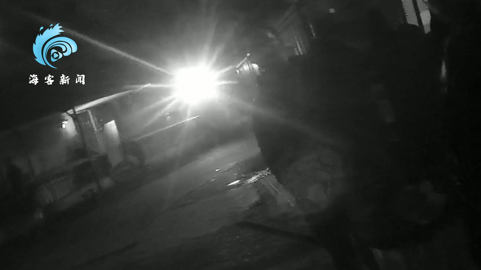 6名学生模仿恐怖电影桥段被困电梯 警方救援执法记录...