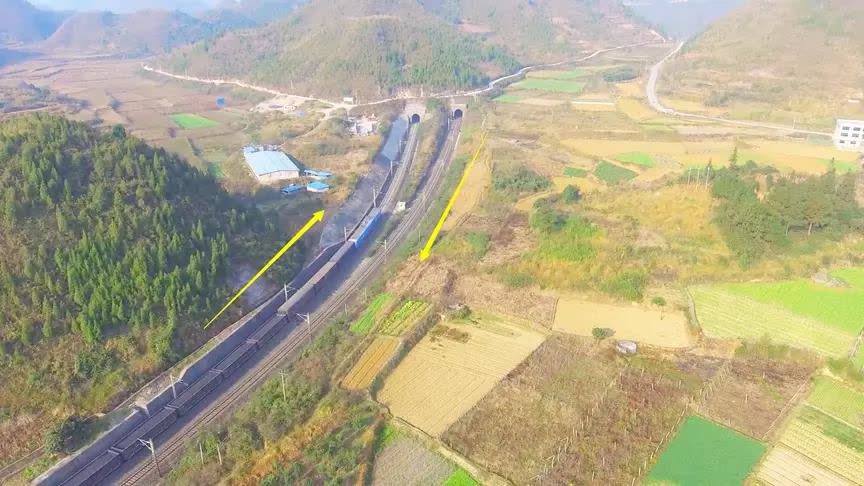 航拍火车经过贵州大山,现在高铁发达,你还会车绿皮车吗