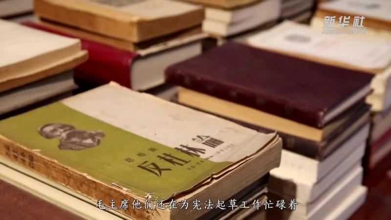 ...】1954年9月20日,一届全国人大一次会议全票通过了《中华人民共和...