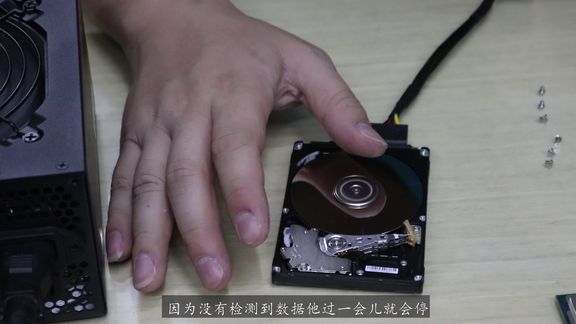 拆个机械硬盘玩玩,让大家看看机械硬盘里面有什么,其实很好玩