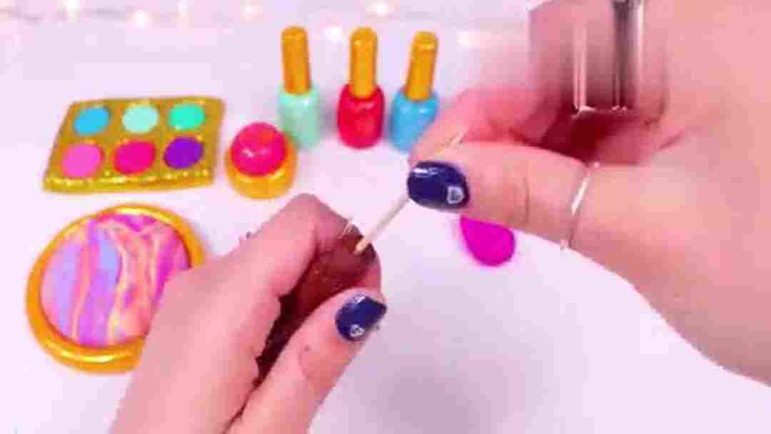 创意手工小制作:橡皮泥做做彩妆玩具