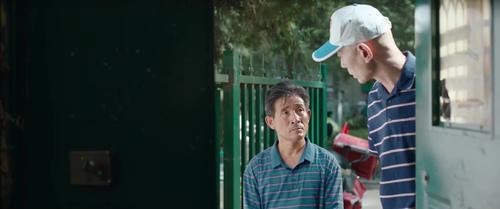 心虚!表舅冒用葛优的医保卡求医时突然遇到了警察