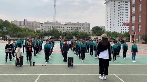 这是师生之间最高礼仪,学生们为老师表演优美舞蹈,暖心画面十分温馨