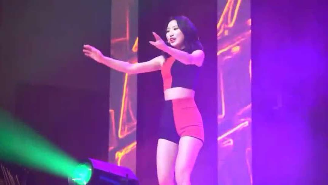 2019最火抖音舞蹈身材超级火辣、性感的美女,几个简单舞蹈动作!